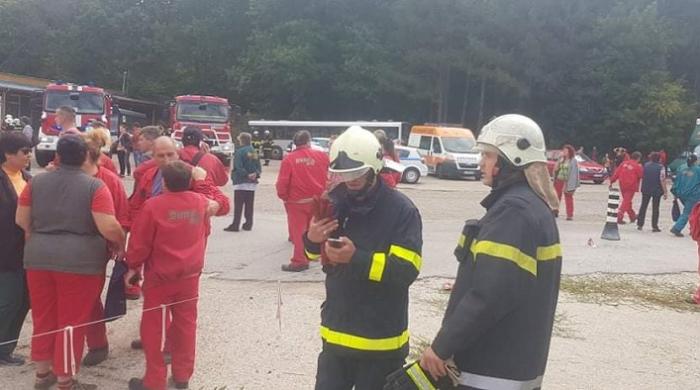 Пожарни екипи и дронове ще следят цяла нощ ситуацията след пожара в ...