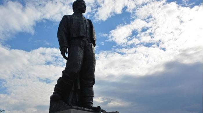 Вандали оскверниха паметника на Левски в Ловеч - По света и у нас - БНТ ...