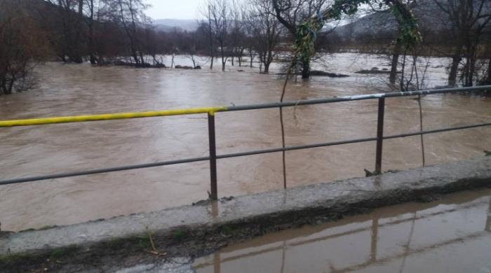 Река Вардар преля, блокирани пътища и наводнени къщи в Македония - По ...